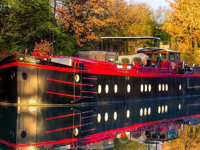 Self-drive boats rentals and hotel barge cruise vacations