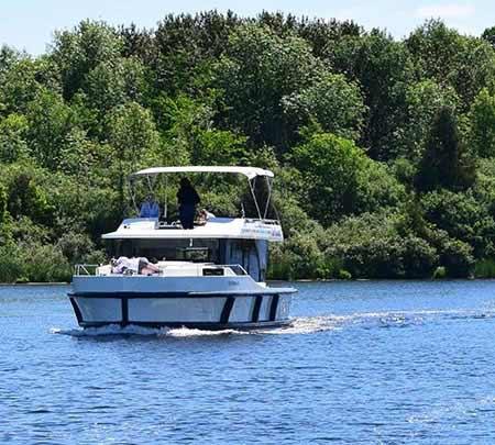 Le Boat self-drive boat rentals for vacation cruises on the canals and ...