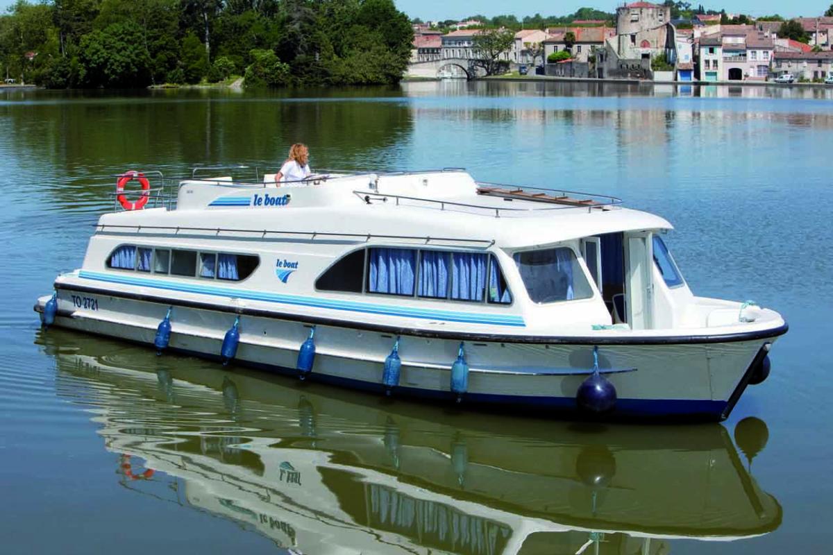 Hire the 8 passenger Le Boat Salsa self-drive boat in France