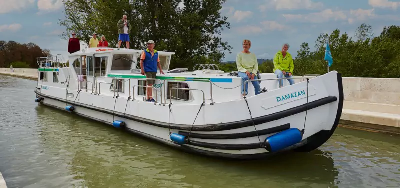 The Locaboat P1500 FB seldrive for up to 12 guests