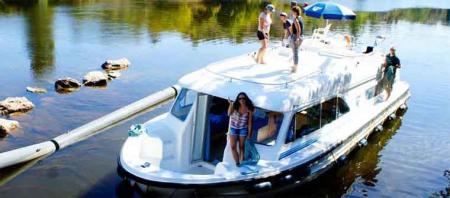 Hire the 8 passenger Le Boat Salsa self-drive boat in France